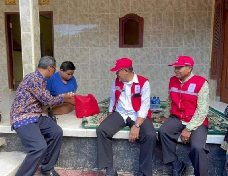 PMI Klungkung Bagikan Sembako kepada Lansia, ODGJ dan Disabilitas | Bali Tribune